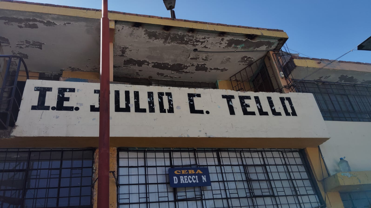 Colegio al borde del colapso y 420 escolares en riesgo - Diario Viral